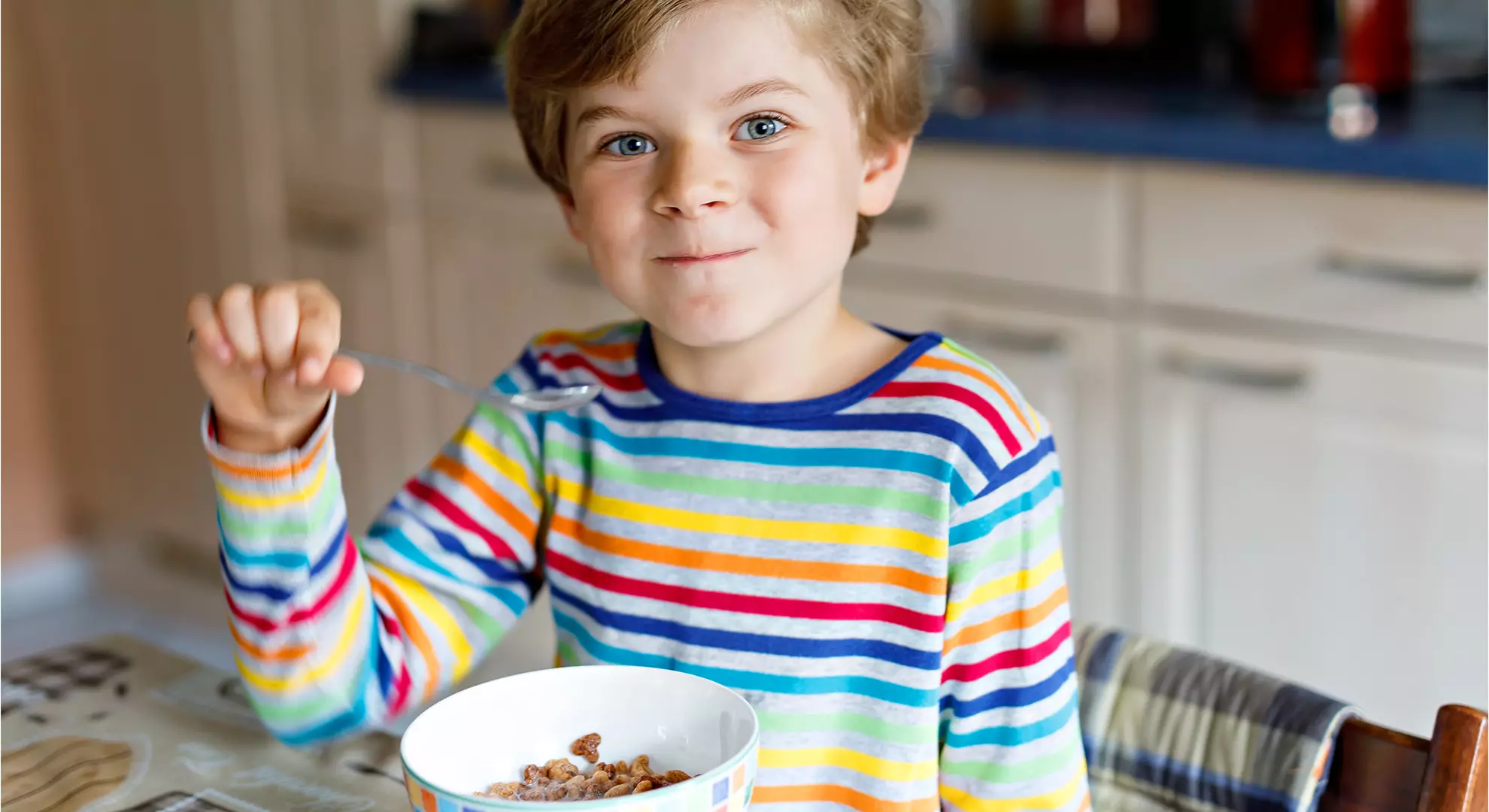 Bocah lanang sing duwe ADHD mangan sereal - sarapan cepet kanggo lancar rutinitas esuk.