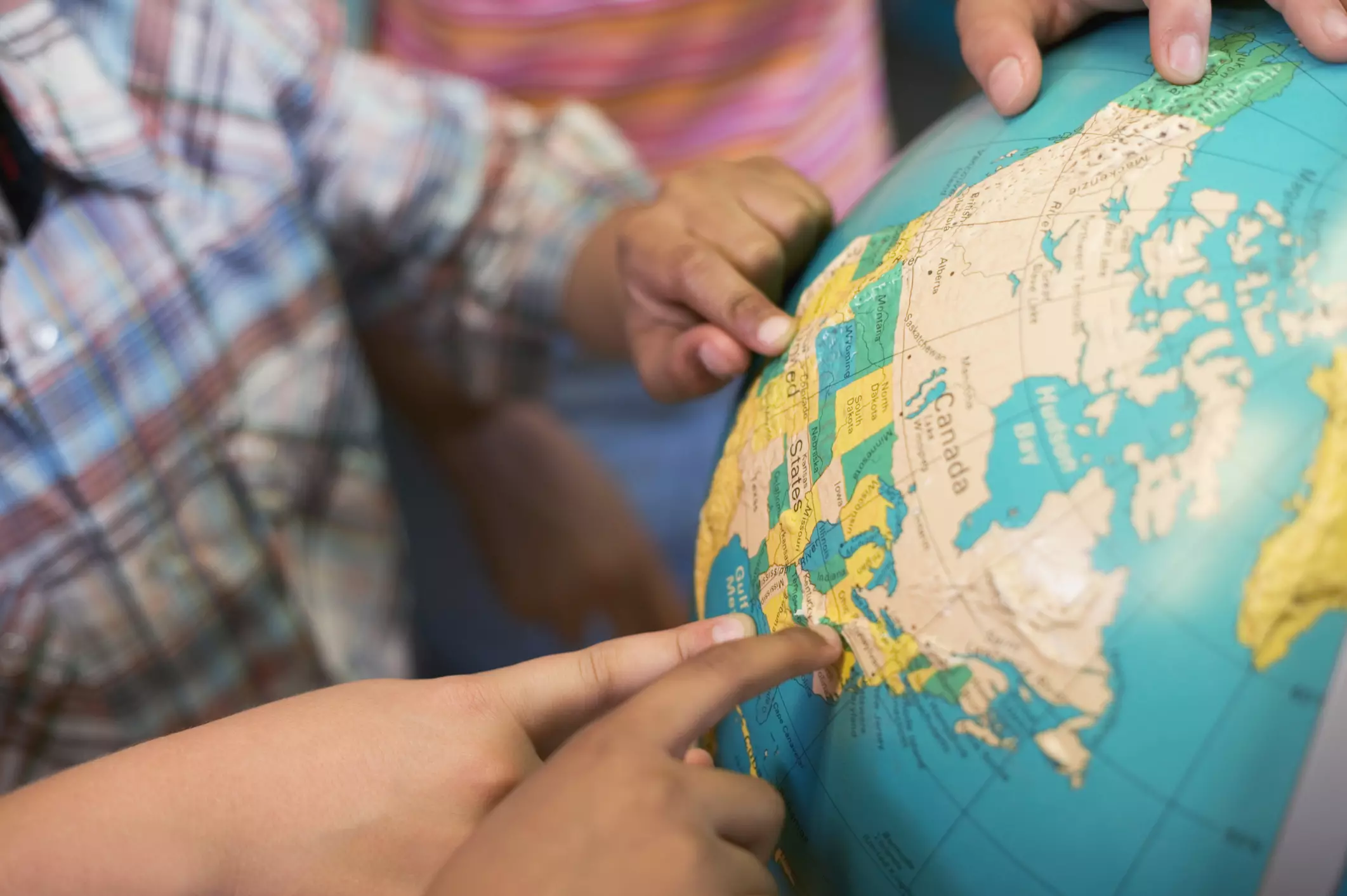 Schüler mat ADHD weisen op Plazen um Globus