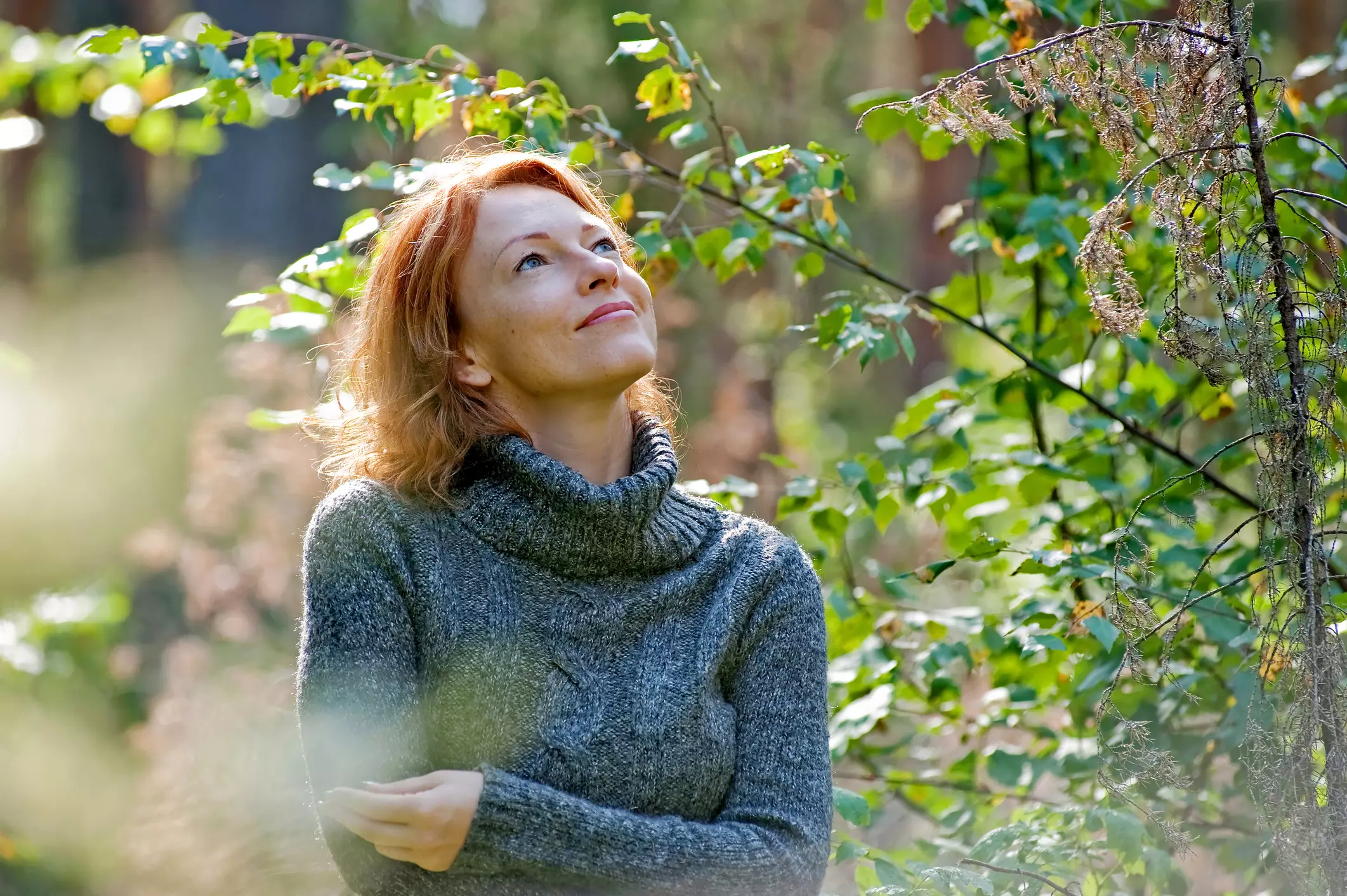 Một người phụ nữ mắc chứng ADHD đi bộ trong rừng và ngắm cảnh