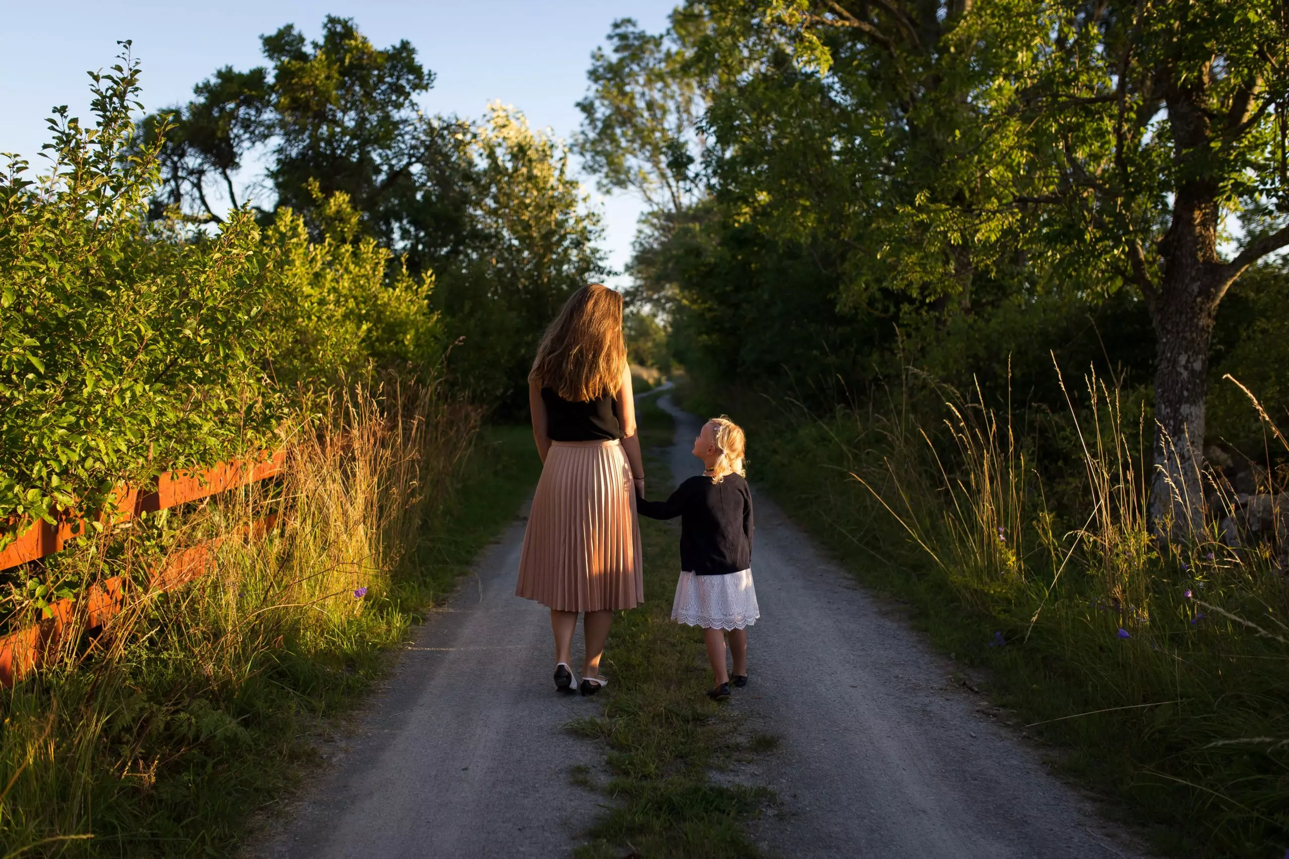 Μητέρα και κόρη με ΔΕΠΥ περπατούν στον επαρχιακό δρόμο